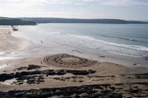 Strange Ufo Patterns Baffle Passers By As They Take A Stroll On