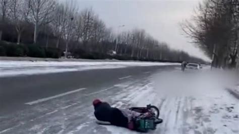 老人雪地摔倒路过司机拍视频后扶起 关键帧 澎湃新闻 The Paper