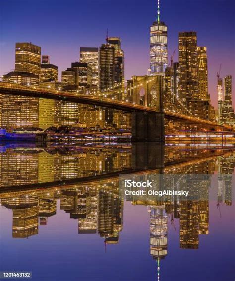 브루클린 브리지와 맨해튼 금융 지구와 세계 무역 센터와 뉴욕 시 스카이 라인 일몰에 이스트 강에 반영 0명에 대한 스톡 사진 및 기타 이미지 Istock