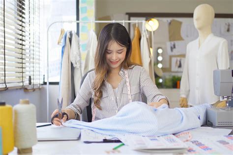 프리랜서 디자이너 재단사 스타일리스트 아티스트 아시아 여성 집이나 집에서 패션 디자인 옷과 의상 셔츠를 온라인으로 작업하는 태국인의 초상화 사람들의 라이프 스타일 창의력