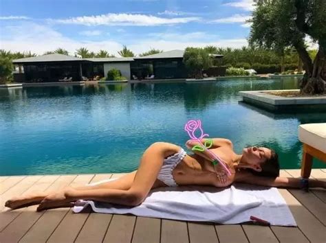 别骗我夏天的海边比基尼都是这种水准