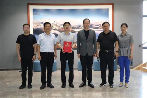 海安籍新西兰华侨周杰祥向海安中学捐赠摄影作品 南通市侨联
