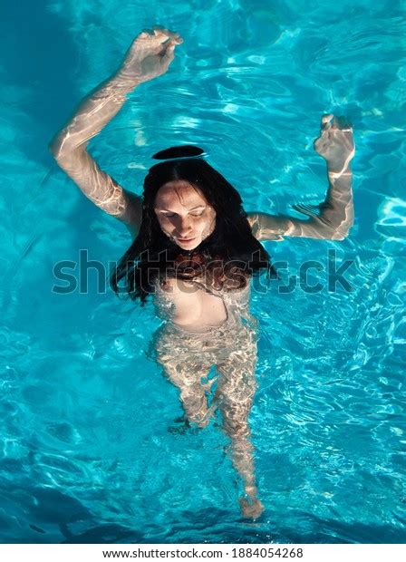 벌거벗은 여자 수영장에 있는 아름다운 젊은 스톡 사진 1884054268 Shutterstock