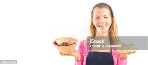 무 가공 채식 건강 식품을 들고 젊은 여자 생 식품 컨셉 대나무 그릇 개념에 대한 스톡 사진 및 기타 이미지 개념 개념과 주제 건강한 생활방식 Istock