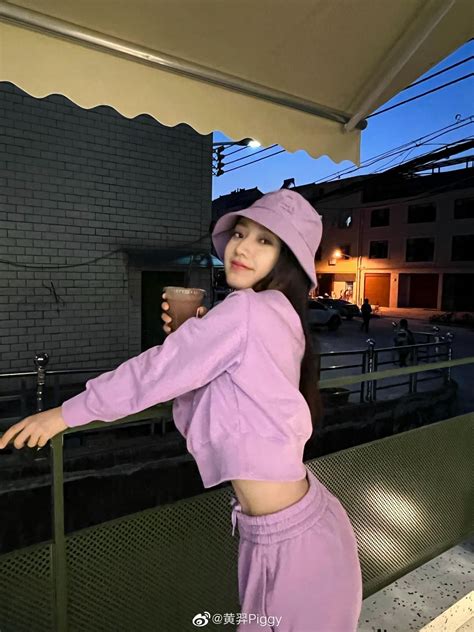 หวงอี้ นางเอกจีนตัวเล็กๆฟันกระต่าย 5 รูป