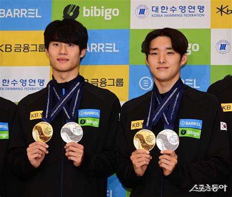 황선우 김우민 2관왕 메달 들고 [포토]｜스포츠동아