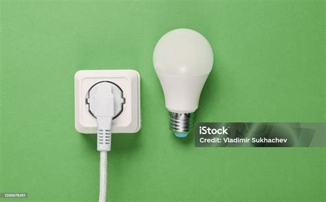 전원 콘센트에 연결된 흰색 케이블과 녹색 배경의 Led 전구 맨 위 보기 0명에 대한 스톡 사진 및 기타 이미지 0명 개념 개념과 주제 Istock