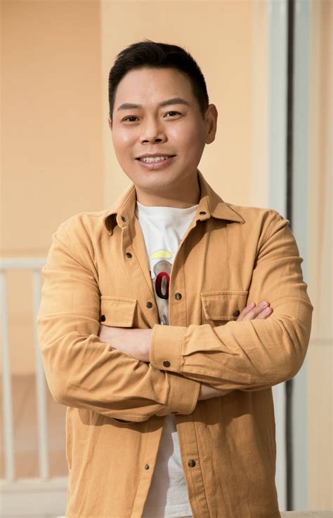 赵国英曝光新写真 西装笔挺彰显成熟男人魅力 360娱乐，你开心就好