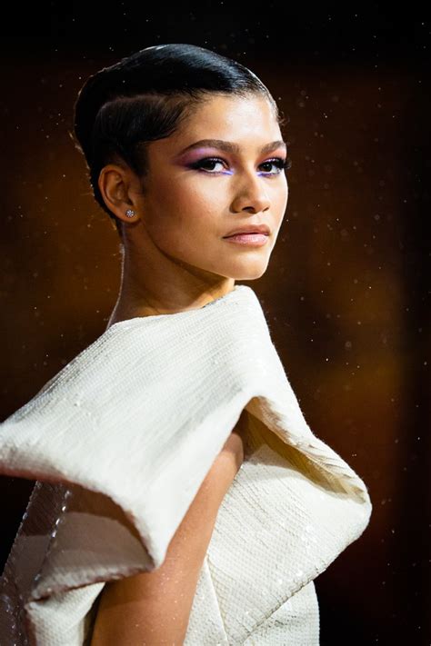 Zendaya Brilha Com Look Enferrujado Em Londres E Faz Sucesso Nas