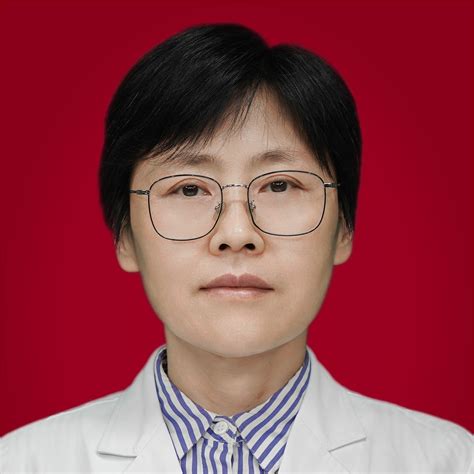 症状及患病时长：左侧太阳穴神经痛 两天。第二天可能睡的比较早就好了。前一天晚上喝了点酒。第三天右侧耳后的神经痛。疼痛频率较高 伴随右侧牙龈肿。（在神经痛的前几天有过颈椎病） 就医及用药情况：未