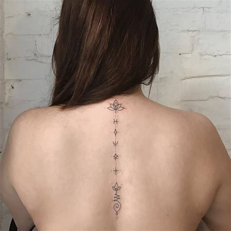 Stick And Poke Tattoo Tatuaje Unalome Tatuaje En La Espalda Tatuajes En La Columna Vertebral