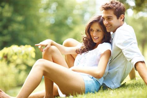 парк Loe пар сидя совместно детеныши Стоковое Фото изображение насчитывающей мужчина подруга