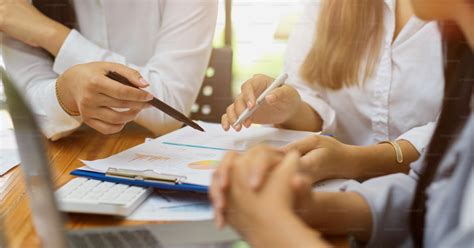 공동 작업 공간에서 재무 보고서와 노트북으로 비즈니스 학생에게 회계를 가르치는 교수를 닫고 팀 토론 사진 Unsplash의