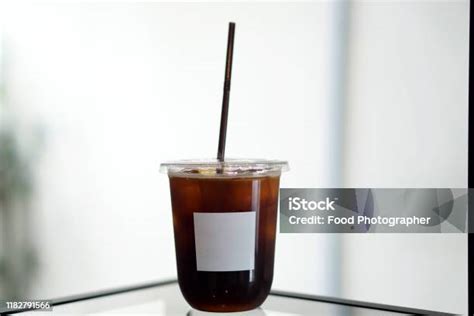 아이스 아메리카노 테이블과 복사 공간에 검은 커피 한 잔 에스프레소 양조에 의해 준비된 커피의 스타일과 물과 혼합 0명에 대한 스톡 사진 및 기타 이미지 Istock