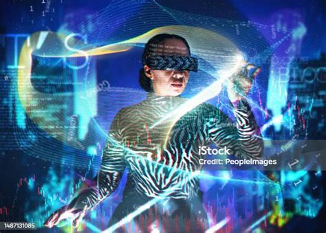 메타버스 여성 증강 현실 안경 Vr 헤드셋을 가진 사람 사이버 3d 세계 빅 데이터 및 미래 지향적인 인포그래픽을 위한 홀로그램 계획에 대한 스톡 사진 및 기타 이미지