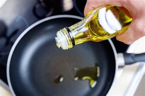 Sartén Y Aceite De Oliva Foto Premium