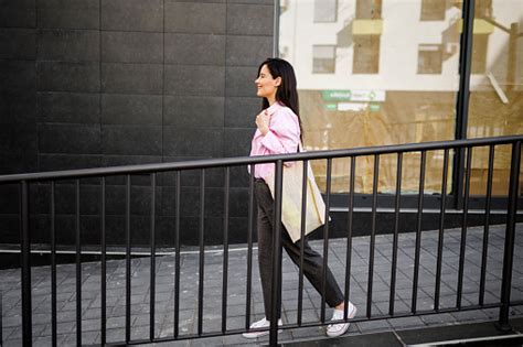 재사용 가능한 면 에코 농산물 가방과 함께 과일과 채소를 쇼핑하는 여성 제로 폐기물 라이프 스타일 개념 가방에 대한 스톡 사진 및 기타 이미지 Istock