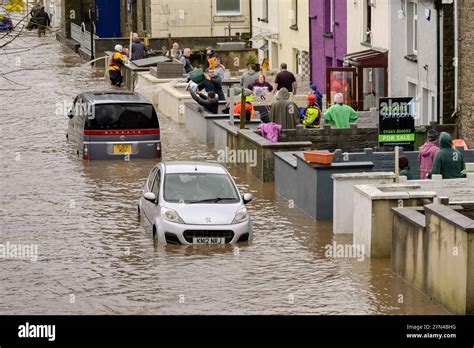 Pontypridd Wales Uk 24 November 2024 Flooding In A Street After The River Taff Burst Its