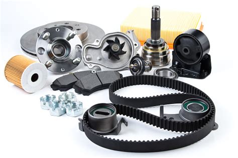 자동차 부품 배경입니다 허브 펌프 브레이크 패드 필터 타이밍 벨트 롤러 일정 한 속도 관절 온도 및 다른 백색 배경에 수리 용 예비 부품의 세트 0명에 대한 스톡 사진 및