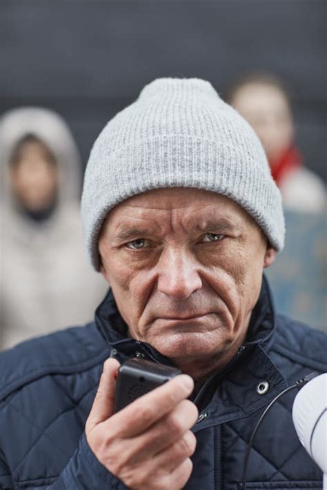 Dslr 강렬함 겨울 결단 남자 노인 노화 눈 대중 연설 듣는 라이프스타일 리포터 마이크로폰 모자 미디어 보고 비니 사람 상호 작용 성숙한