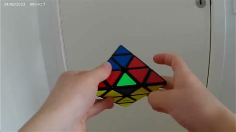 Tutorial How To Solve A Pyraminx Rubik‘s Cube Variant Youtube