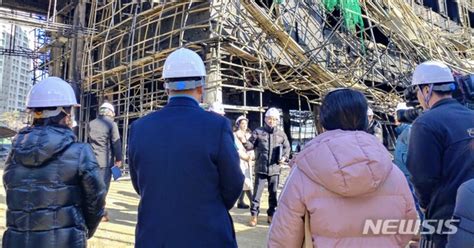 검게 그을린 천안 차암초 화재 현장