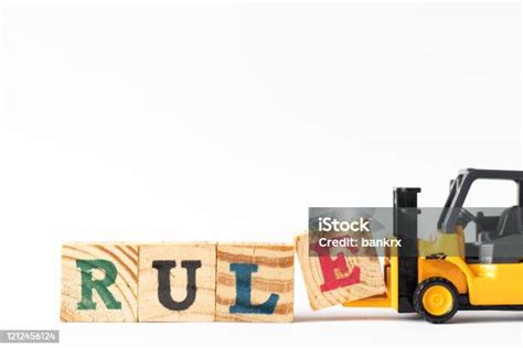 장난감 지게차 는 흰색 배경에 단어 규칙을 완료하기 위해 나무 편지 블록 전자를 개최 감사에 대한 스톡 사진 및 기타 이미지 감사 개념 개념과 주제 Istock