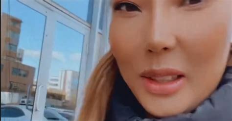 Дуучин Б Оюу Xaмар хийлгэнэ Vv байна уу хэнд Xaмaaтай юм бэ · Dorgio Mn