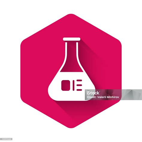 긴 그림자로 분리 된 흰색 테스트 튜브 및 플라스크 화학 실험실 테스트 아이콘 실험실 유리 표지판 분홍색 육각 버튼 벡터 일러스트레이션 개발에 대한 스톡 벡터 아트 및 기타