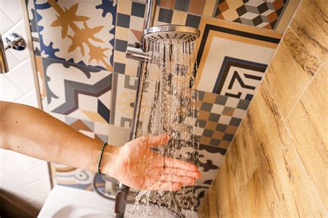 아름다운 현대 세라믹 타일이있는 욕실에서 휴대용 샤워 벽을 사용하여 샤워실의 수온을 확인하는 남자의 손 가정의 방에 대한 스톡 사진 및 기타 이미지 Istock