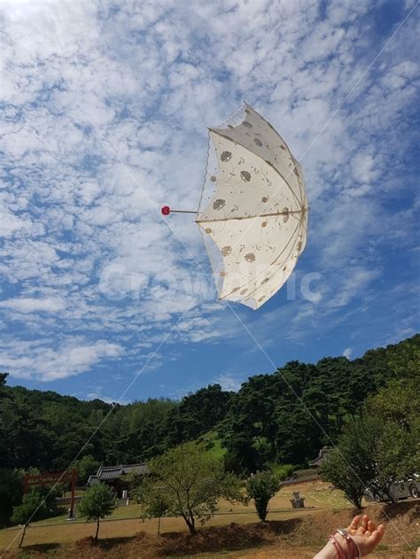 여인 하늘 가을 양산 비상 사진 이미지 일러스트 캘리그라피 솔라노작가