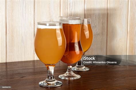 나무 바에서 다양한 종류의 수제 맥주를 마시는 안경 안경과 병에 테이블에 너트와 크래커 어두운 배경에 맥주에 대한 스톡 사진 및 기타 이미지 Istock