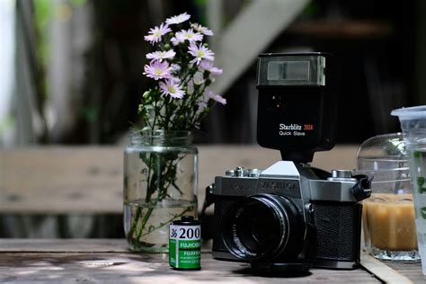 실내 갈색 머리 개인 스타일 곱슬머리 금 목걸이 금 팔찌 나타내는 라이프스타일 레트로 카메라 미소 짓는