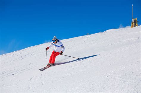 스키 겨울 스포츠 및 여행 햇볕이 잘 드는 스키 리조트에서 즐기는 남자 스노우 스키어 눈 덮인 산 백운석 건강한 생활방식에 대한 스톡 사진 및 기타 이미지 Istock