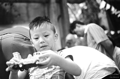 무료 이미지 남자 검정색과 흰색 사람들 화이트 거리 사진술 아이 시티 귀엽다 도시의 어린이 대조 연주하다 단색화 장난감 Bw 얼굴 솔직한