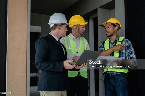 다민족 엔지니어 브레인스토밍 및 비용 추정을 위한 청사진 및 평면도 도면 주택 및 건물의 설계 건축 및 엔지니어링 정보 안전에 대한 스톡 사진 및 기타 이미지 Istock