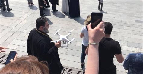 სასულიერო პირი დრონით სამების ეზოში ტაბულა