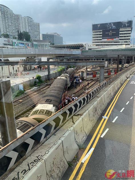 東鐵列車出軌 車門飛脫 橫跨兩軌 香港文匯網