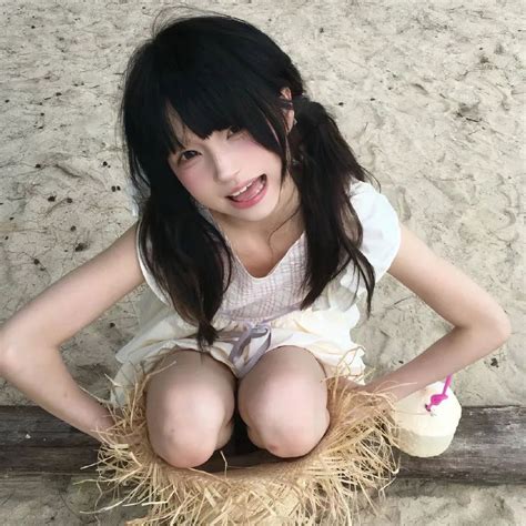 可爱女孩沙滩蹲坐，身着白衣头戴草帽尽显俏皮 男女头像｜用了还想用的小众头像表情包图片动图 求表情网 斗图从此不求人