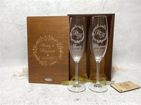 Келихи Bohemia з гравіюванням вінок з ініціалами в коробці тікове дерево — ціна 1249 грн у