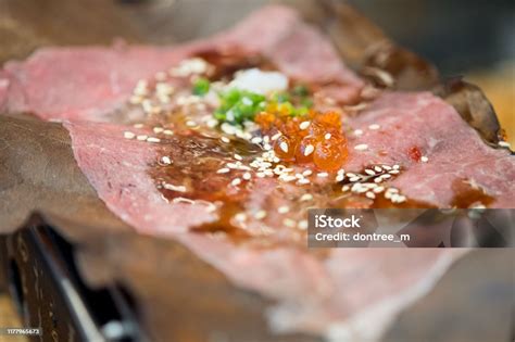 마른 잎을 가진 난로에 일본식 쇠고기 와규 그릴 와규 비뉴요리 레스토랑 0명에 대한 스톡 사진 및 기타 이미지 0명 건조한 고급 Istock