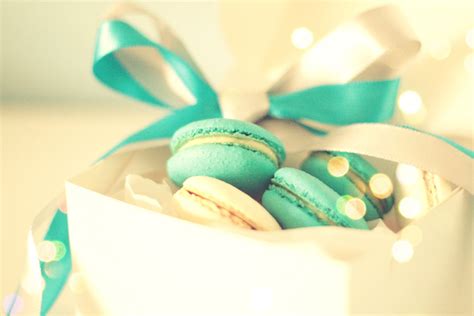 Обои на рабочий стол Белое и голубое печенье Macarons в коробочке с ...