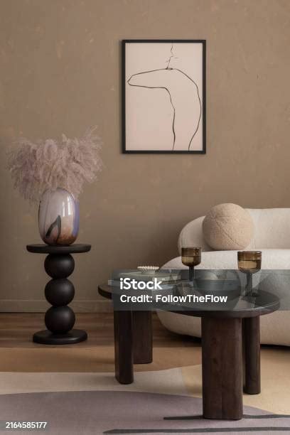 모형 포스터 프레임 나무 커피 테이블 원형 스탠드 말린 꽃이 담긴 꽃병 부클 소파 유리 및 개인 액세서리가 있는 거실 인테리어의 미적 구성 가정 장식 템플렛 0명에 대한