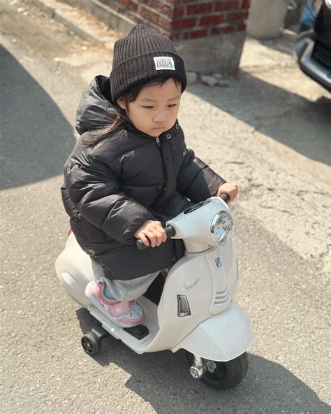 샤람쥐 볼빵빵 다람쥐 시아의 일상 ꈍꈊꈍ ♥ 1000일 오늘 시아의 천일이에요 아빠는 일해야해서 함께 못하지만 그래도 늦잠자고 엄마랑 함께한 천일 🤍 파워j였는데