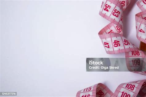 흰색 배경에 빨간색 측정 테이프 체중 개념 맨 위 보기입니다 공간을 복사합니다 격리 0명에 대한 스톡 사진 및 기타 이미지 0명 가냘픈 개념 Istock