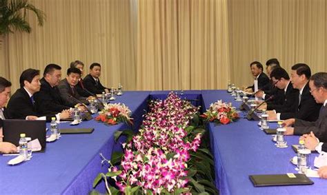 习近平会见蒙古国总理巴特包勒德