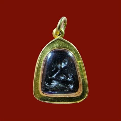 พระปิดตาหลวงพ่อปาน วัดเครือวัลย์ ปี 2490 พิมพ์หลังแบบ เนื้อผงลงรักปิดทอง นิยม เลี่ยมทองคำแท้