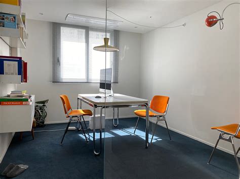 집 전체에 하얀 타일이 핫한 브랜드 디자이너가 꾸민 미드 센추리 모던 인테리어