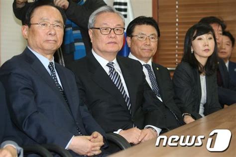 탄핵인용 헌재 탄핵선고 지켜보는 자유한국당 뉴스1