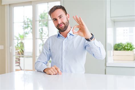 잘 생긴 비즈니스 남자는 손과 손가락으로 Ok 기호를 하 고 긍정적으로 웃는 성공적인 식입니다 긍정적인 감정 표현에 대한 스톡 사진 및 기타 이미지 Istock